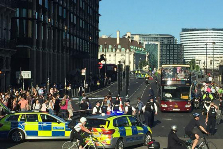 Zbog napuštenog auta blokiran Vestminsterski most u Londonu