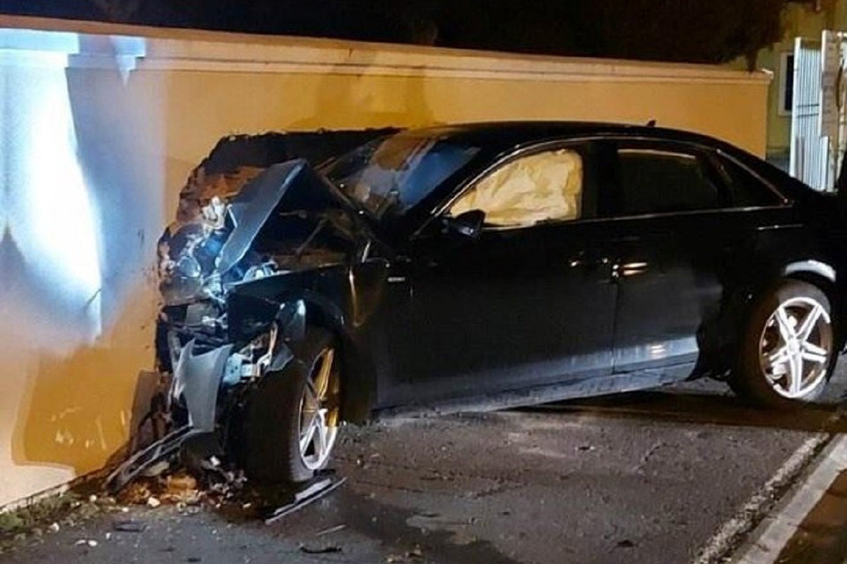 Pijan audijem udario u zid (FOTO)