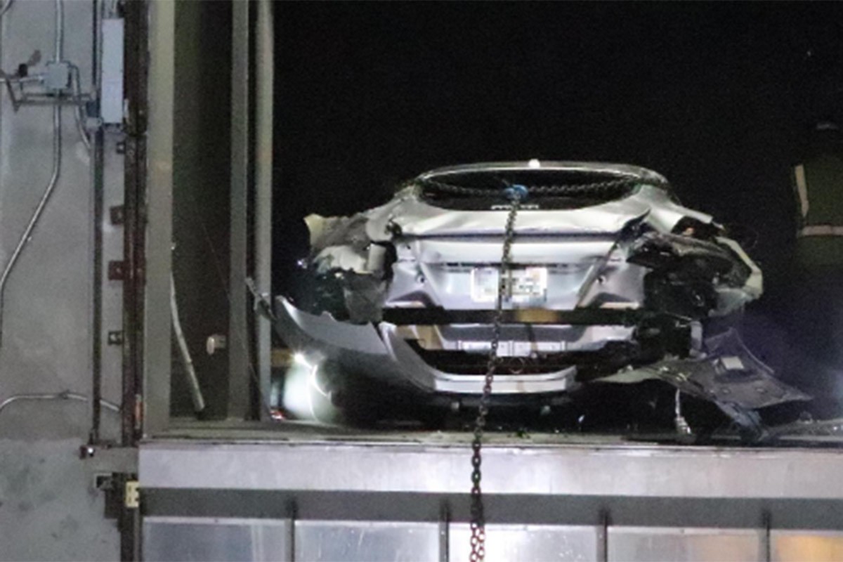 Skupocjeni Ferrari pao kroz okno lifta (FOTO)